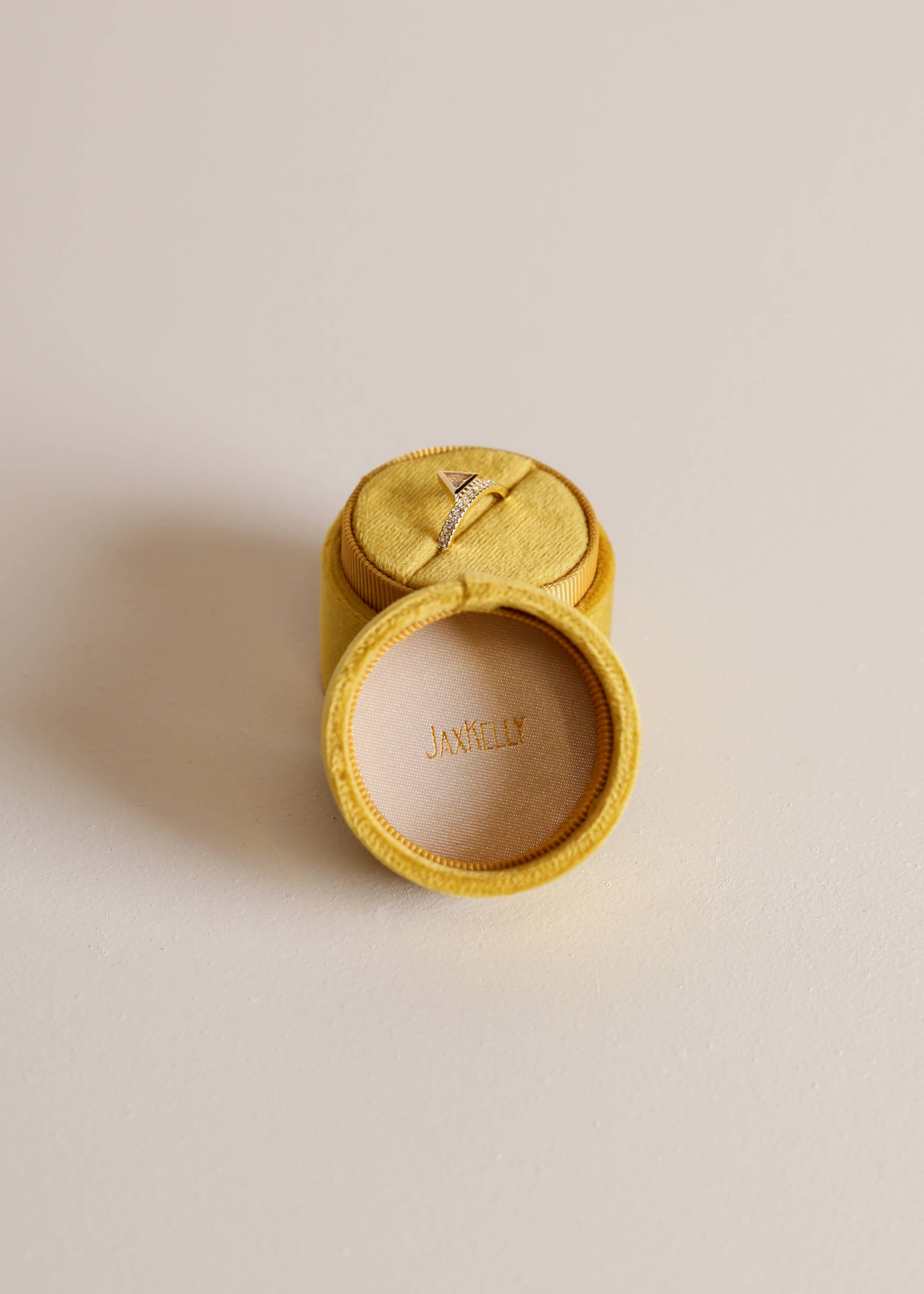 Circle Velvet Jewelry Box in Citrine – Mishi Lifestyle
